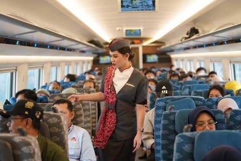 Perbedaan Tiket First Class dan Business Class Kereta Whoosh | IDN Times