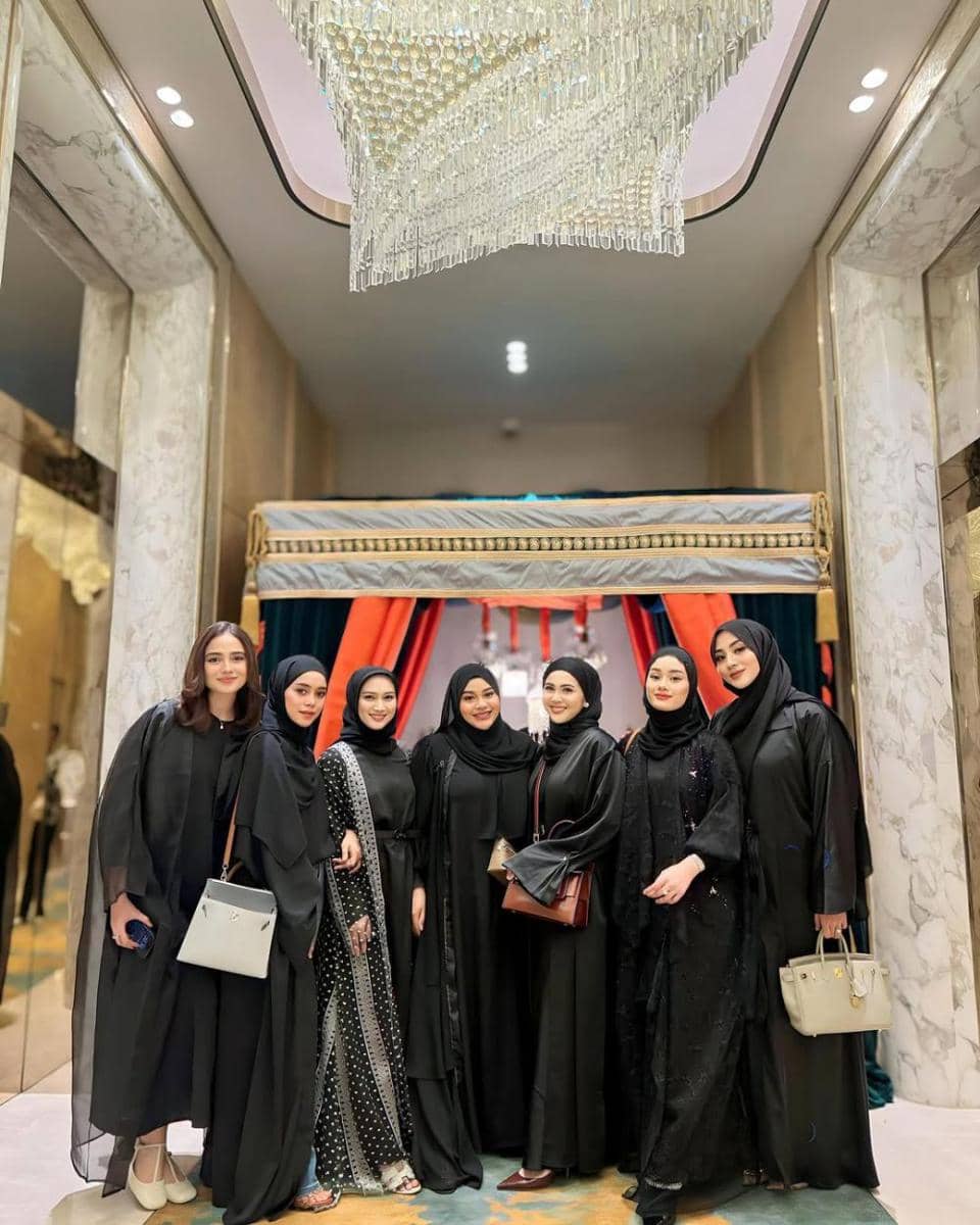 7 Inspirasi Foto Grup Bukber yang Seru, Penuh Kebersamaan! | IDN Times