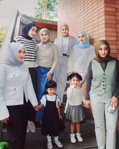 7 Inspirasi Foto Grup Bukber yang Seru, Penuh Kebersamaan! | IDN Times