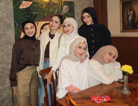 7 Inspirasi Foto Grup Bukber yang Seru, Penuh Kebersamaan! | IDN Times