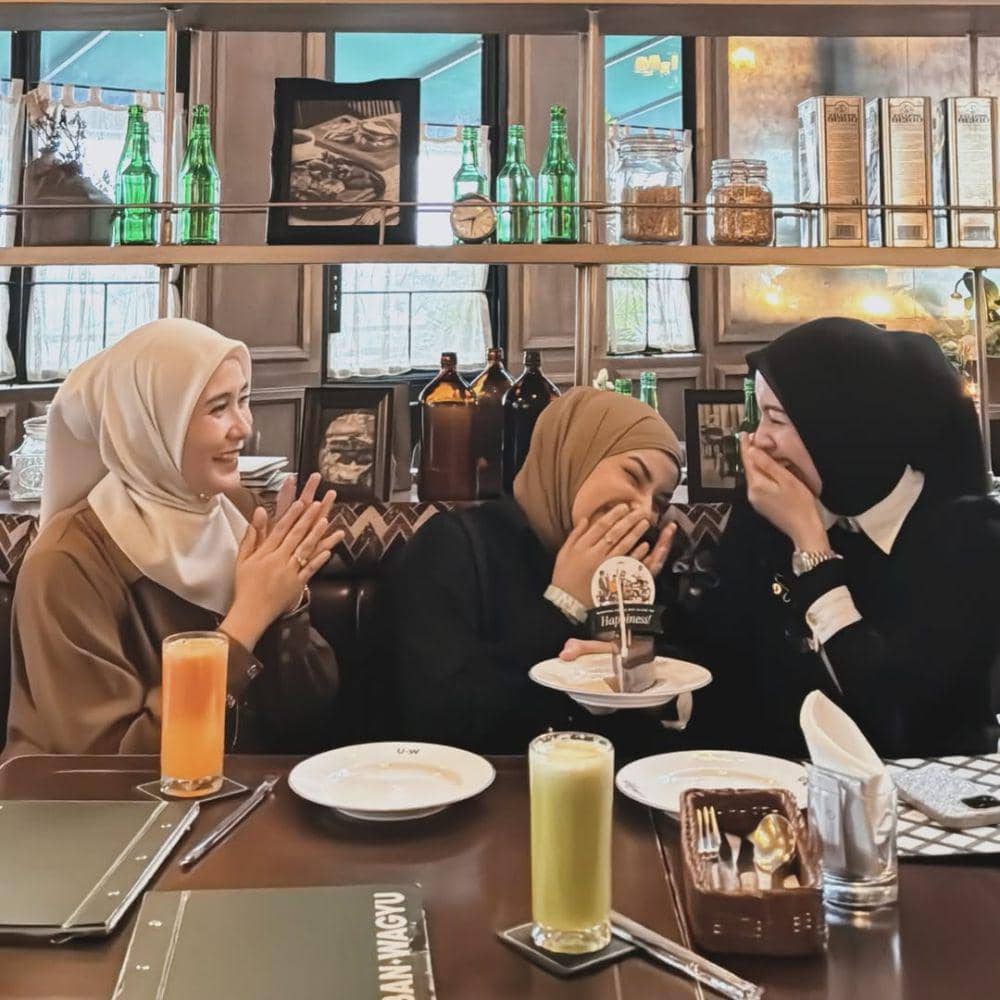 7 Inspirasi Foto Grup Bukber yang Seru, Penuh Kebersamaan! | IDN Times