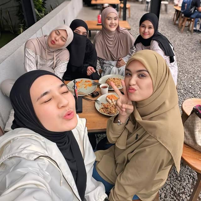 7 Inspirasi Foto Grup Bukber yang Seru, Penuh Kebersamaan! | IDN Times