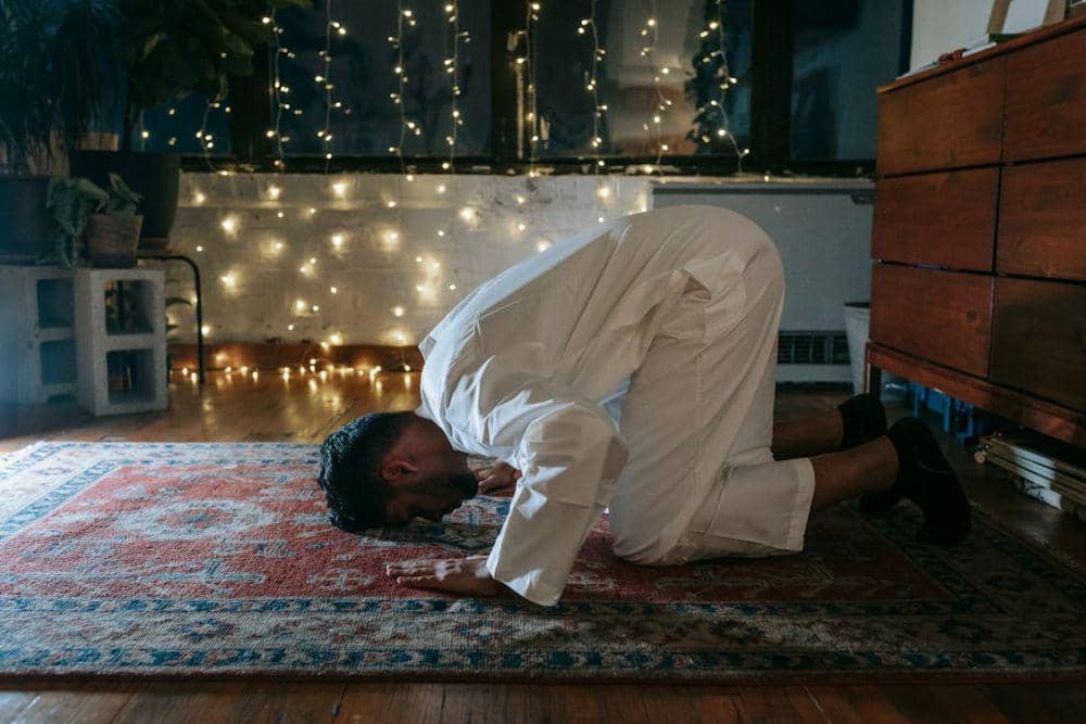 Niat Sholat Qobliyah Isya: Lengkap: Arab, Latin, dan Artinya | IDN Times