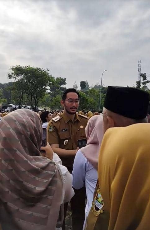7 Potret Jeje Hari Pertama Bekerja Jadi Bupati | IDN Times