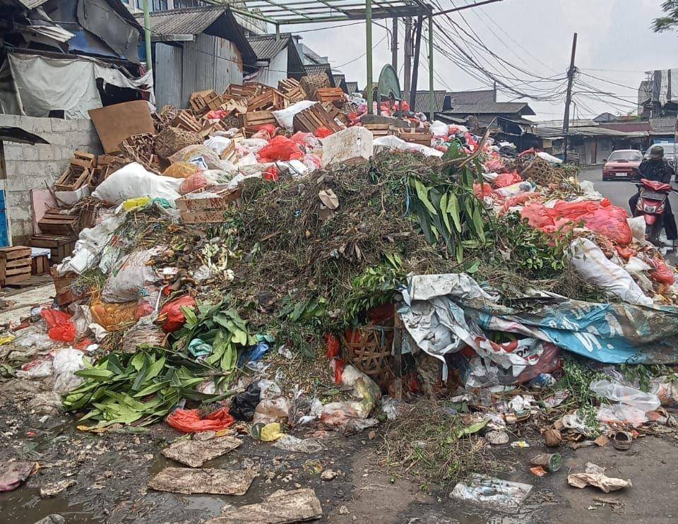 Pengangkut Ditahan Polisi, Sampah di Ciputat Tak Terangkut | IDN Times Banten