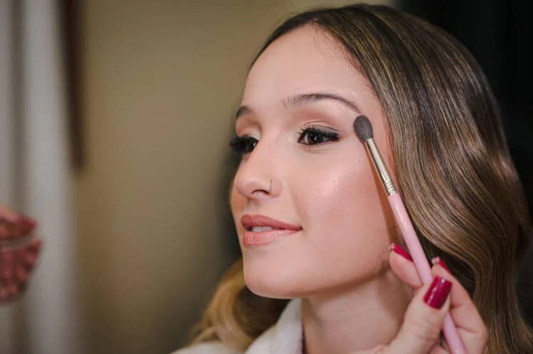 5 Kunci Makeup Wet Look, Segar Seperti Habis Mandi! | IDN Times