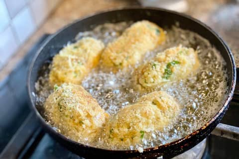 Resep Jemblem Crispy yang Renyah dan Manis | IDN Times