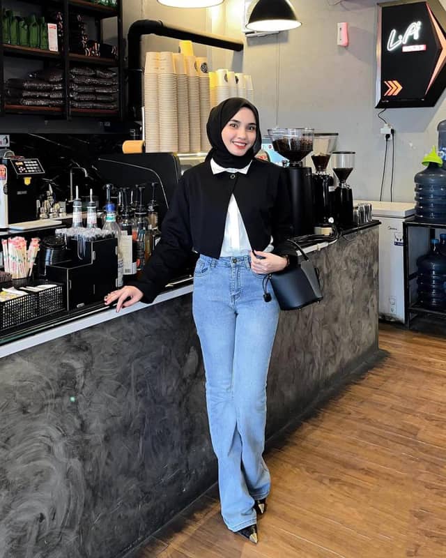8 Ide Outfit Bukber Pakai Celana Jeans ala Lisna Feri | IDN Times