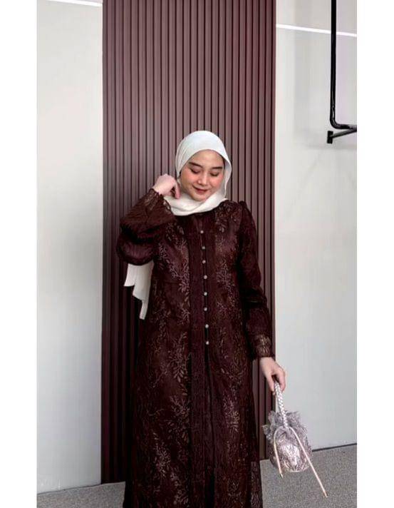 7 Inspirasi Dress Warna Cokelat Mahogany, Tren Lebaran 2025 | IDN Times
