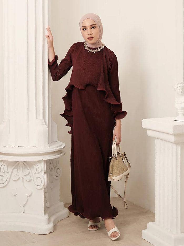 7 Inspirasi Dress Warna Cokelat Mahogany, Tren Lebaran 2025 | IDN Times