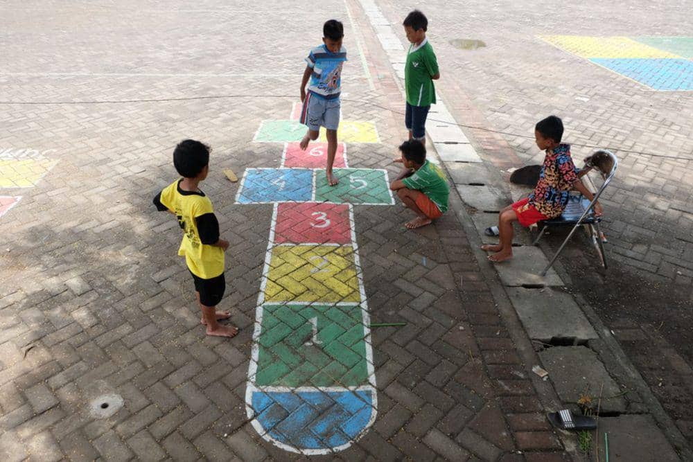 Mengenal Permainan Tradisional Engklek, Cara Main dan Manfaatnya | IDN ...