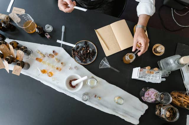 5 Cara Meracik Parfum agar Tahan Lama, Wangi Seharian Bro! | IDN Times