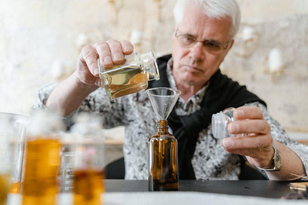 5 Cara Meracik Parfum agar Tahan Lama, Wangi Seharian Bro! | IDN Times