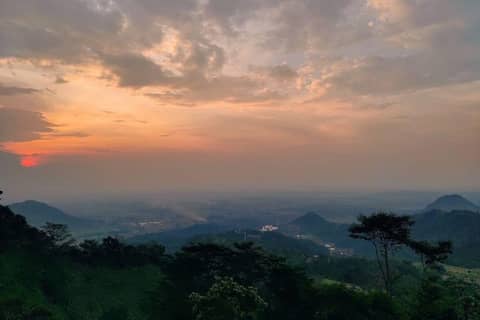 Puncak Sempur Karawang: Lokasi, Tiket, dan Aktivitas Seru | IDN Times