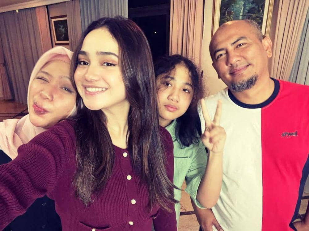 7 Potret Hangat Syifa Hadju dan Ayah Tirinya | IDN Times
