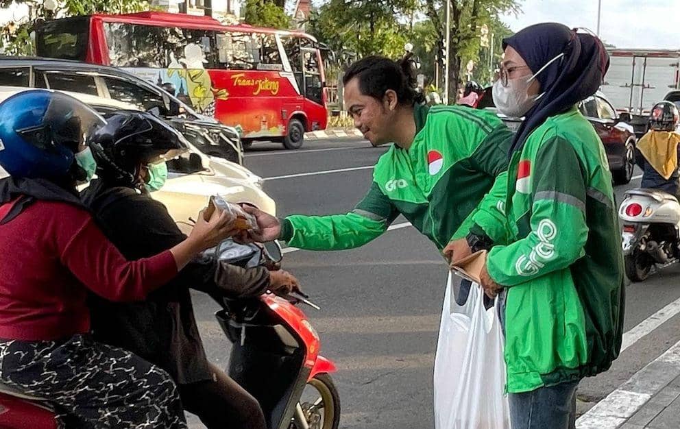 Pengemudi Grab di Semarang Berbagi Ratusan Takjil di Bulan Ramadan ...