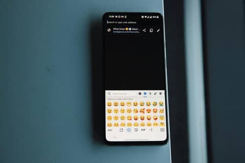 Emoji😇 Artinya Apa? Ketahui Makna dan Contoh Penggunaannya | IDN Times
