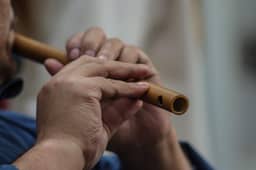 Cara Memainkan Suling untuk Pemula, Ikuti Panduan Berikut! | IDN Times