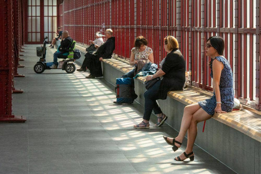 5 Etika Duduk Biar Gak Dicap Tak Sopan, Yuk Terapkan! | IDN Times Bali