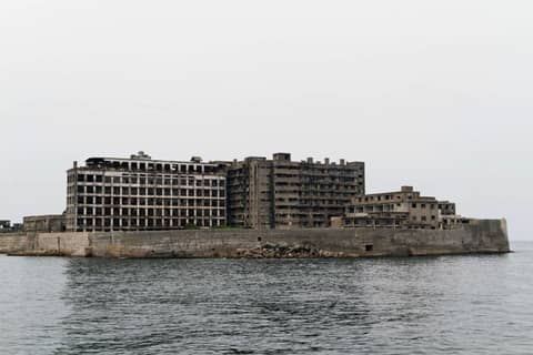 5 Fakta Menarik Pulau Hashima, Pulau Mirip Kapal Perang di J | IDN Times