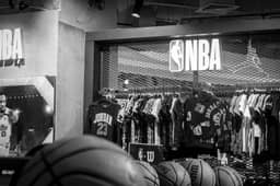 Mengapa LeBron James Absen pada Opening Night NBA 2025/2026? | IDN Times
