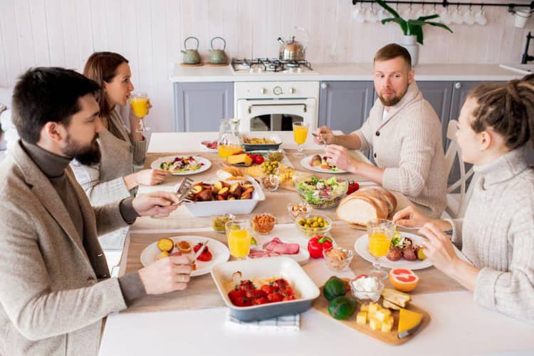 7 Etika Makan atau Table Manner yang Penting untuk Diketahui | IDN Times