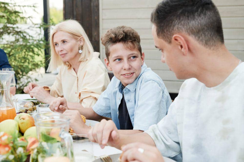 7 Etika Makan atau Table Manner yang Penting untuk Diketahui | IDN Times
