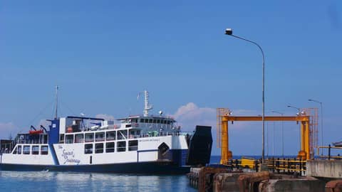 Jadwal Penyeberangan Pelabuhan Padang Bai-Lembar 2026 | IDN Times Bali
