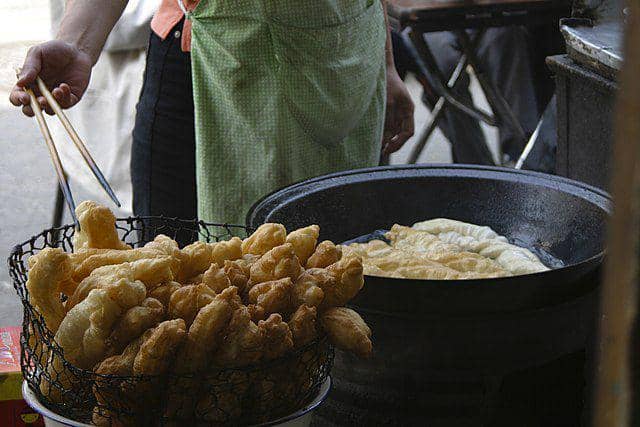 5 Tips Membuat Cakwe yang Renyah, Empuk, dan Gak Lembek | IDN Times