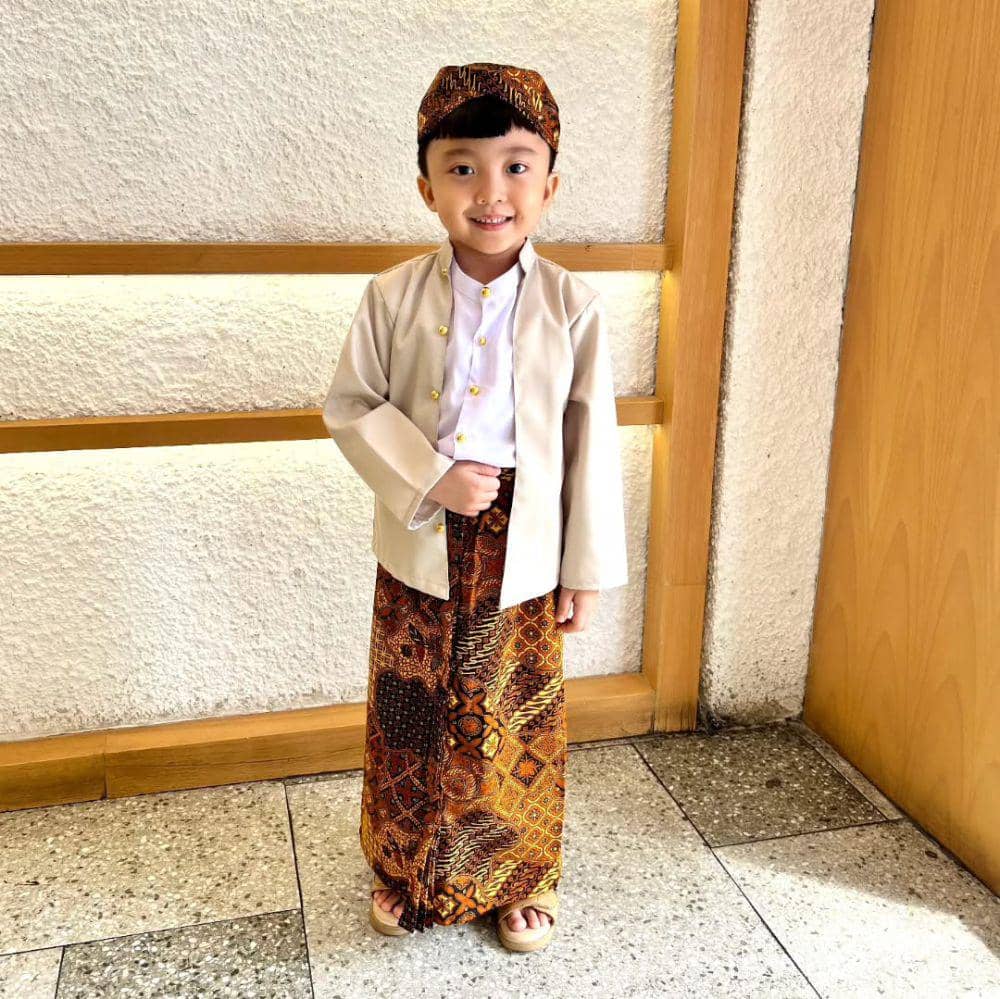 7 Inspirasi Baju Kartini Anak Cowok, Pas buat Acara Sekolah! | IDN Times