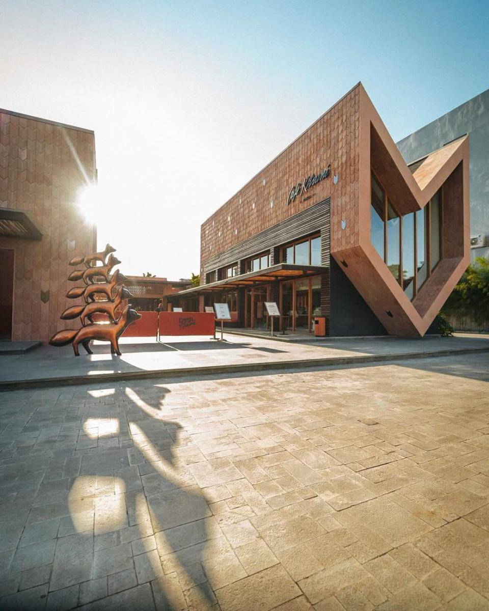 Apakah Desa Kitsune Bagian dari Maison Kitsune? | IDN Times