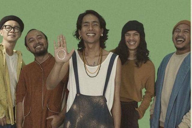 Lirik Lagu Mangu - Fourtwnty ft. Charita Utami Beserta Maknanya | IDN Times