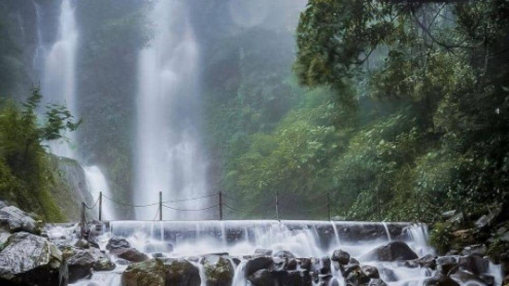 20 Curug di Bogor Terbaru 2025 dan Harga TIket Masuknya | IDN Times