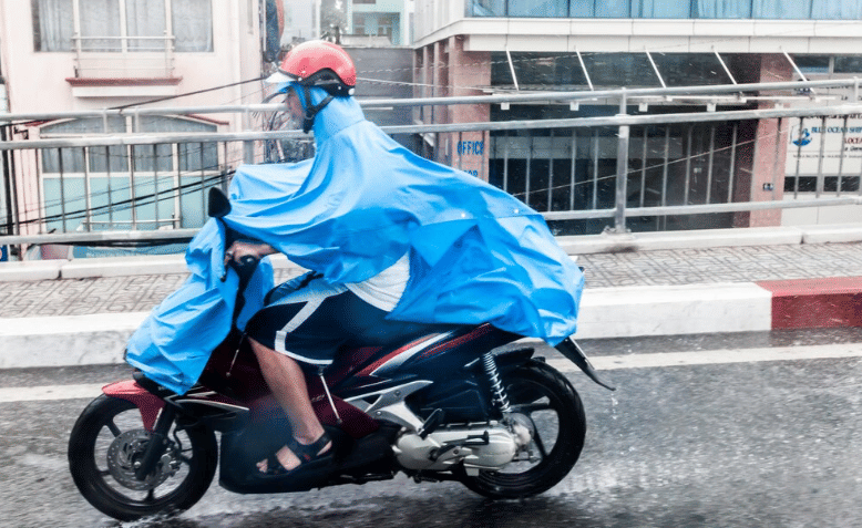 Tips Memilih Warna Jas Hujan, Biar Tetap Terlihat Meski Hujan Lebat | IDN Times