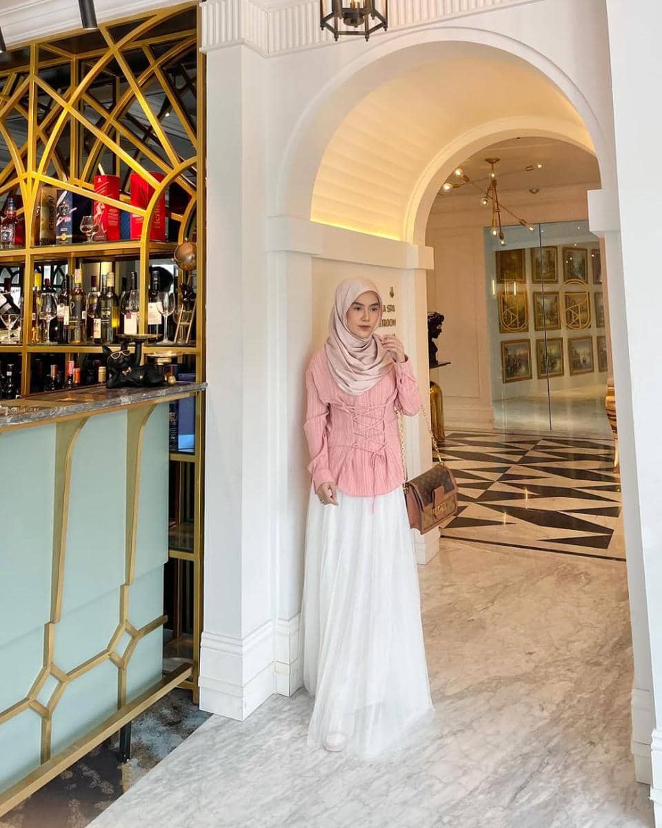 8 Inspirasi Outfit Kasual untuk Hangout ala Shafira Eden, Santai! | IDN ...