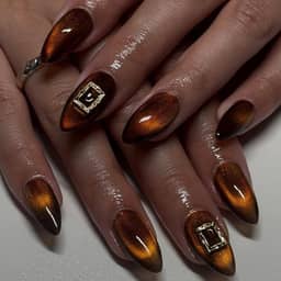 7 Inspirasi Cat Eye Nails yang Populer di 2025, Mewah! | IDN Times