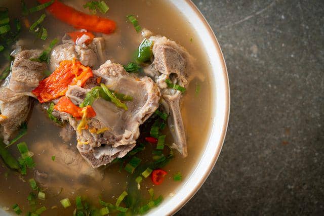 Resep Sop Tulang Sapi Rempah yang Segar | IDN Times