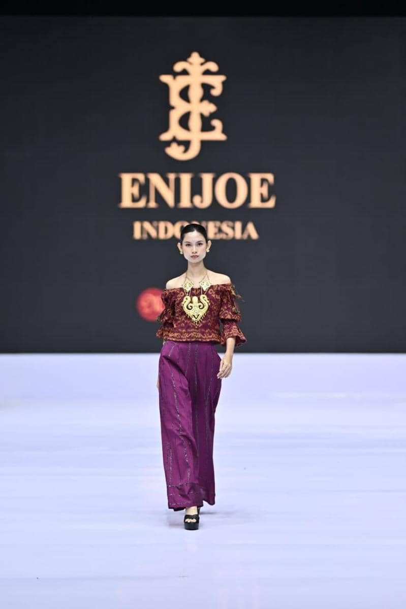 8 Koleksi Baju Etnik Modern di Indonesia Fashion Week 2025 | IDN Times