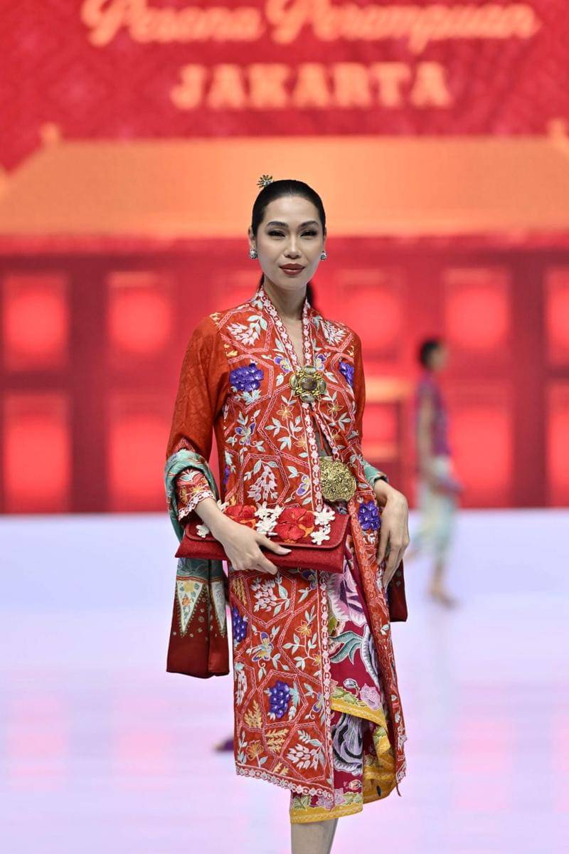 10 Koleksi Kebaya Modern di Indonesia Fashion Week 2025 | IDN Times