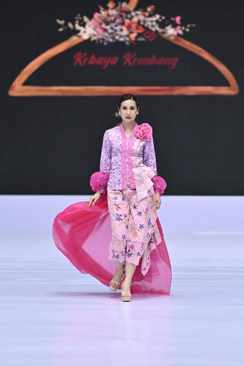 10 Koleksi Kebaya Modern di Indonesia Fashion Week 2025 | IDN Times