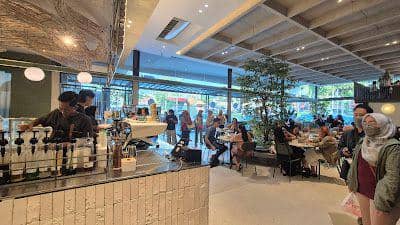 KOV Koffie Cafe: Destinasi Kopi 24 Jam yang Lagi Hits di Semarang | IDN ...