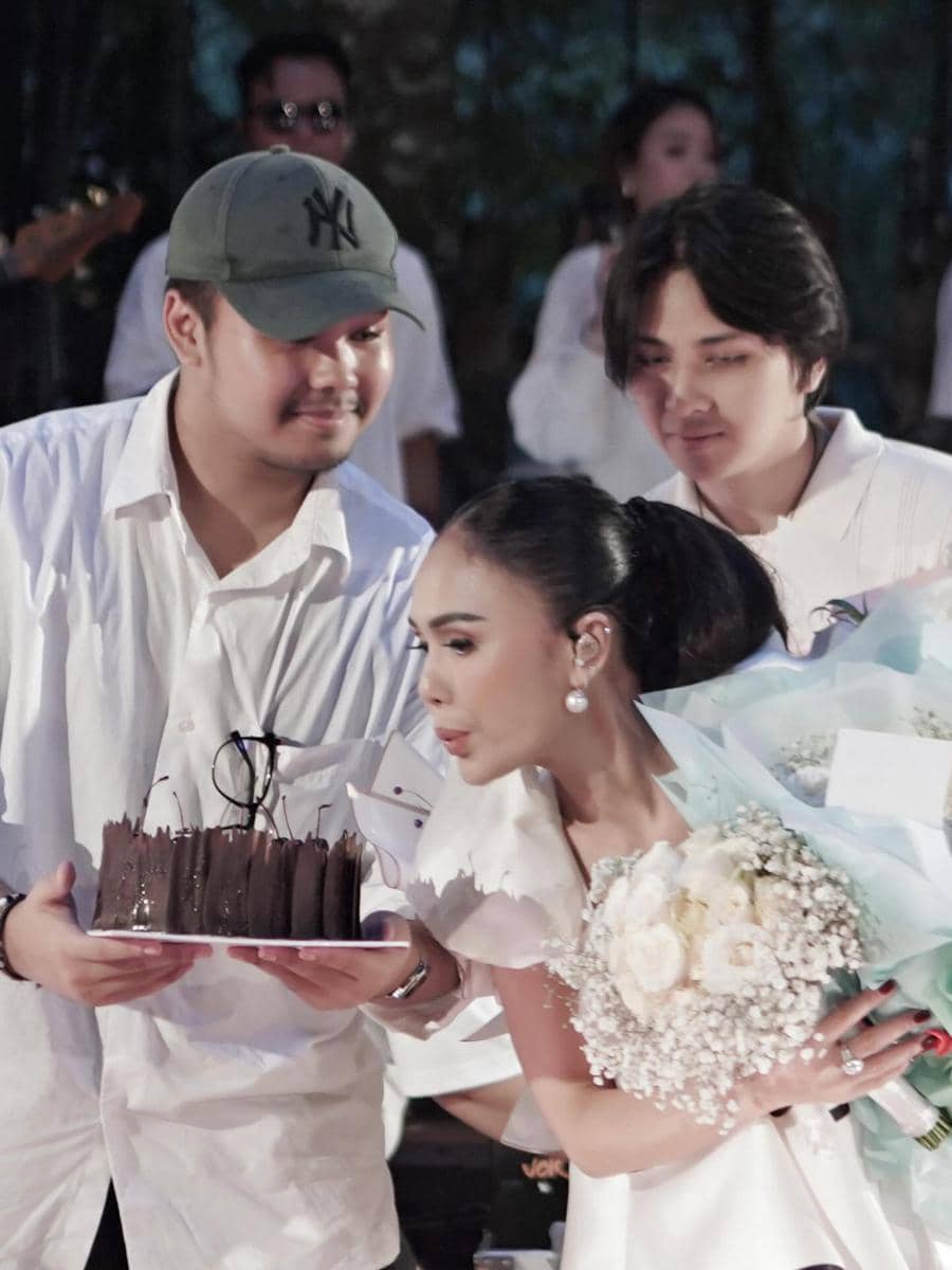 7 Potret Ulang Tahun ke-53 Yuni Shara, Dapat Kejutan Manis dari Anak ...