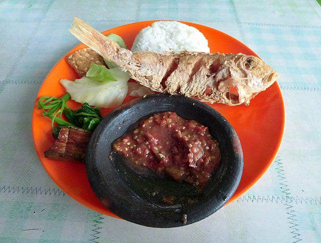 5 Tips Bikin Nasi Tempong dengan Lauk Komplet, Kenyang! | IDN Times