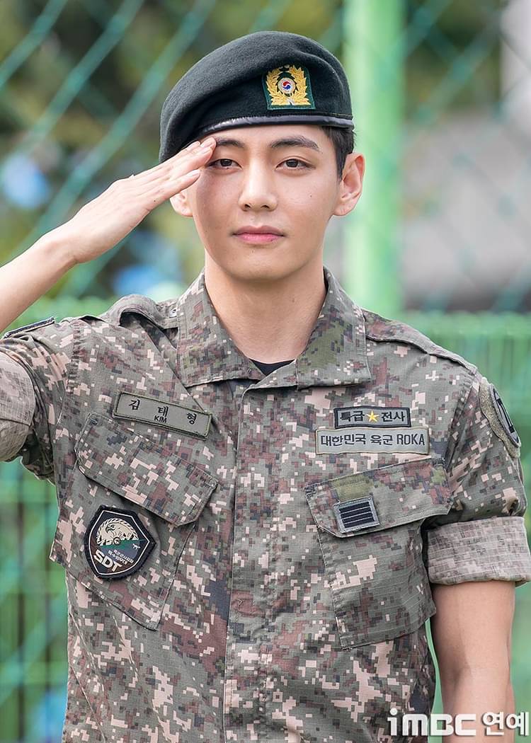 9 Potret RM dan V BTS Resmi Keluar Wamil, Langsung Pelukan! | IDN Times