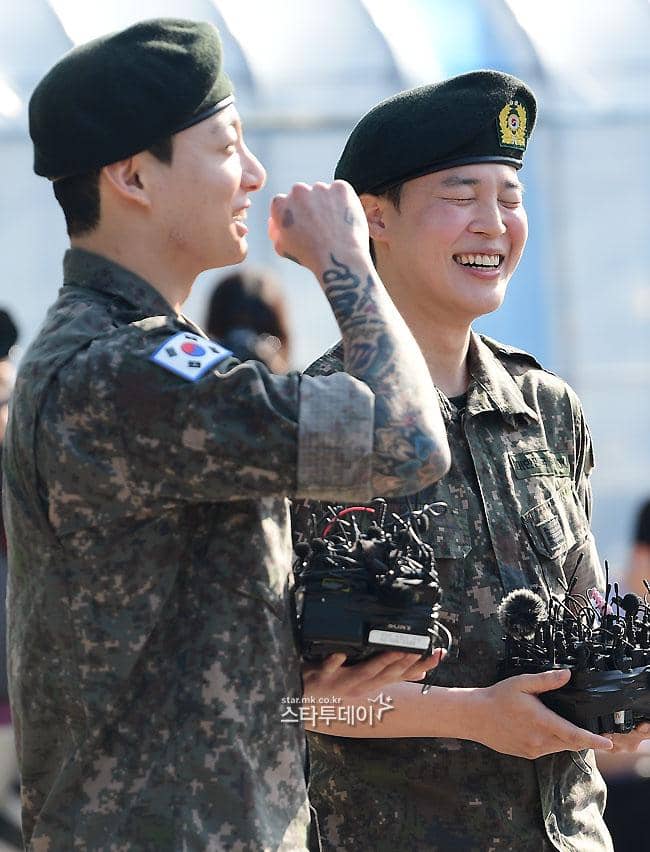 9 Potret Jimin dan Jungkook BTS Keluar Wamil, Masih Malu-Malu | IDN Times