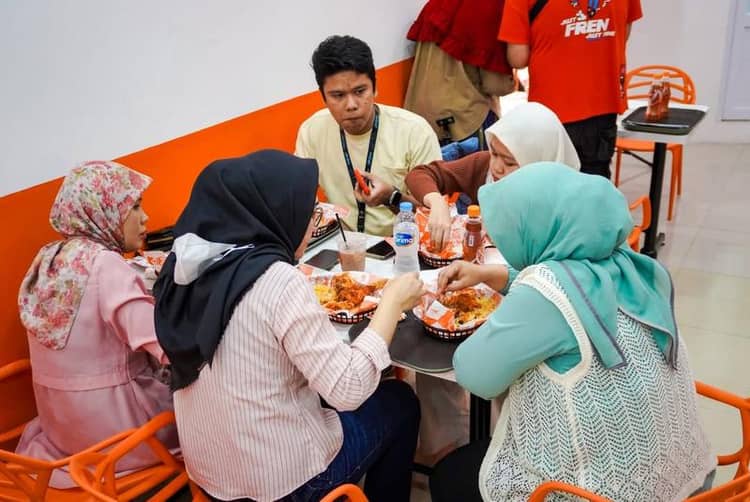 4 Fakta Almaz Chicken, Tawarkan Rasa Baru Ayam Goreng Khas Timur Tengah | IDN Times