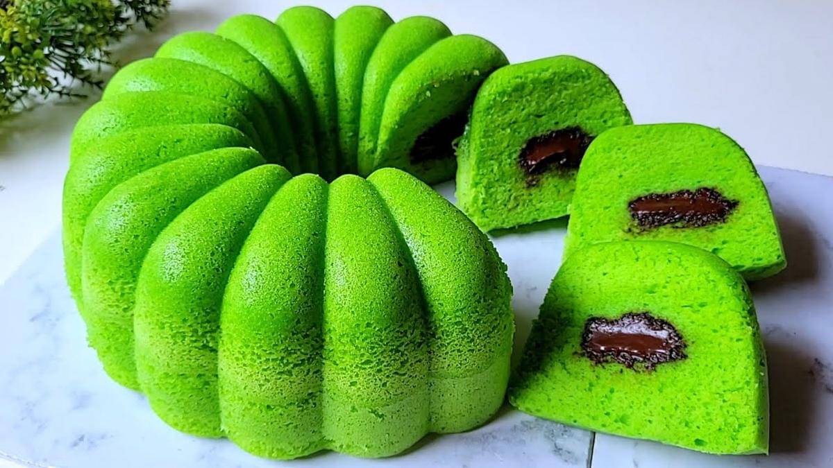 Resep Bolu Pandan Isi Cokelat yang Lumer buat Camilan Weekend | IDN Times