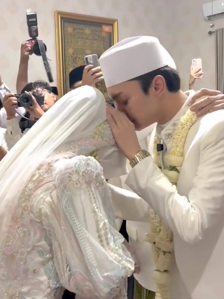 7 Potret Akad Nikah Gus Azmi dan Khansa Mariska, Khidmat! | IDN Times