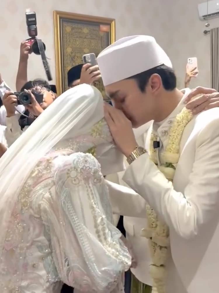 7 Potret Akad Nikah Gus Azmi dan Khansa Mariska, Khidmat! | IDN Times