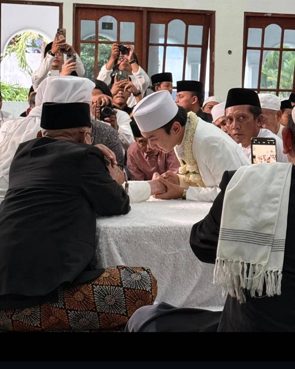7 Potret Akad Nikah Gus Azmi dan Khansa Mariska, Khidmat! | IDN Times